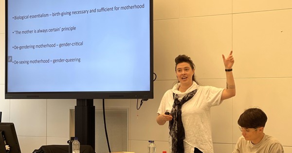 Wat maakt iemand een moeder? - UHasselt